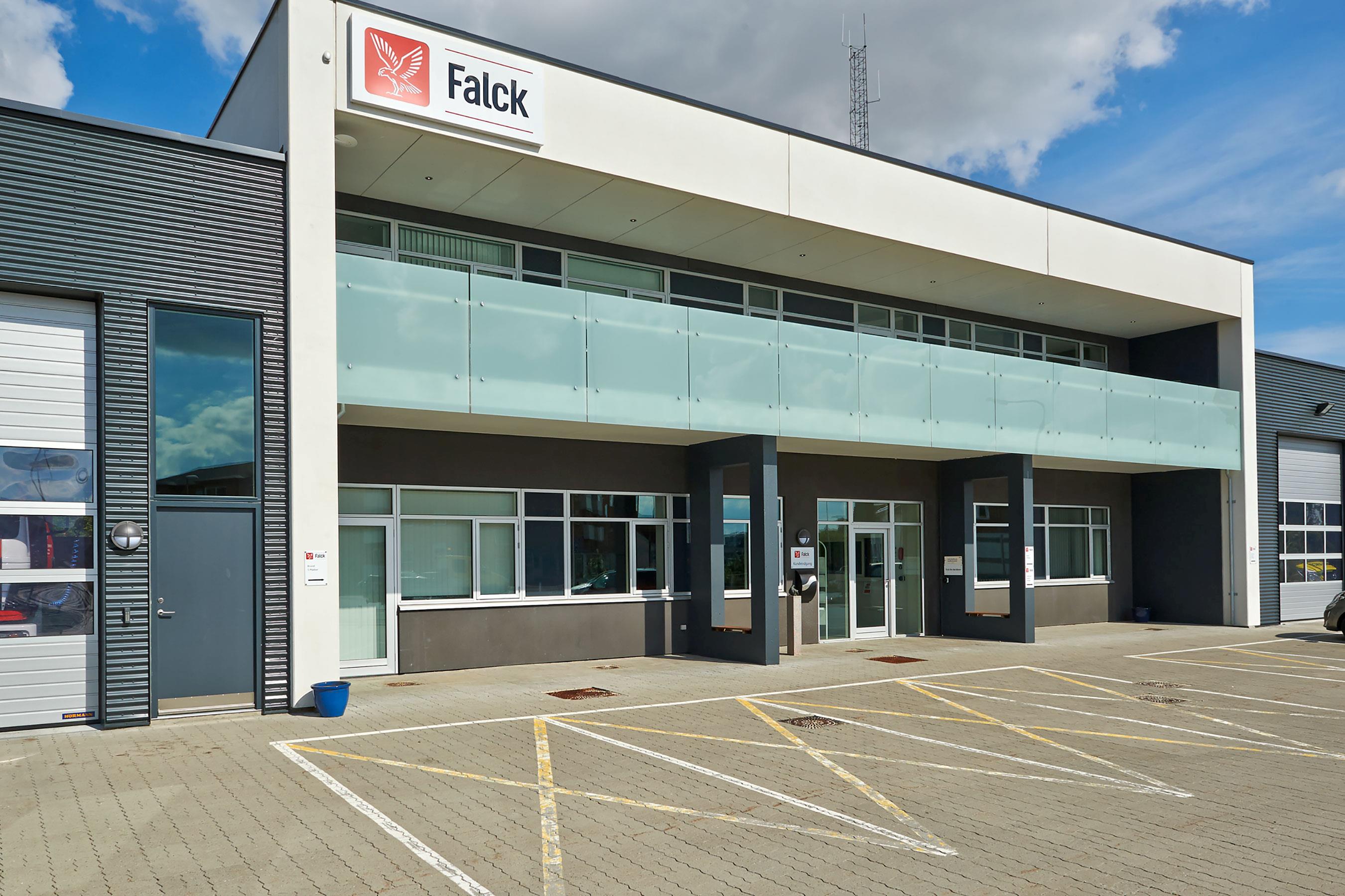 Ny facade med stålplader - Falck